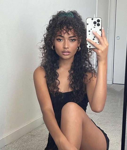 Los 30 mejores cortes de pelo rizado de 2025: aptos para diferentes rostros