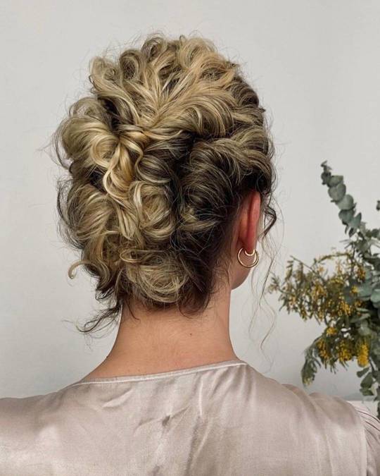 Recogidos para pelo rizado: ideas elegantes, favorecedoras y en tendencia