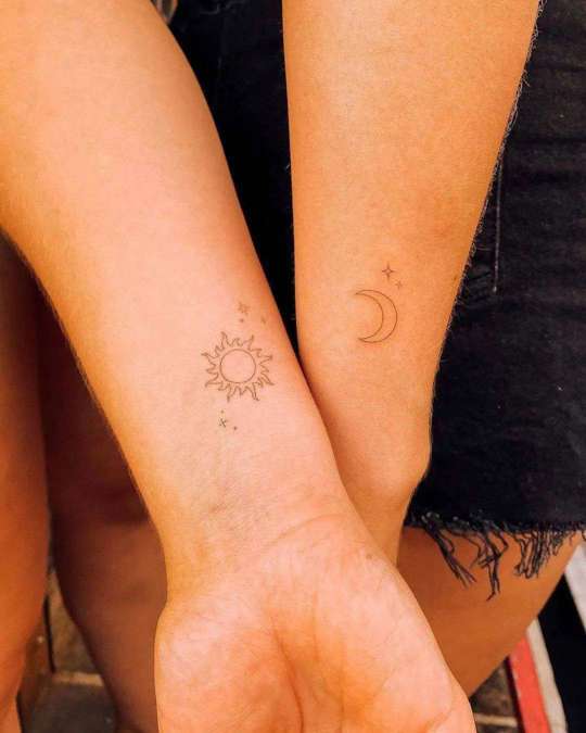 Tatuaje sol y luna minimalista: diseños de inspiración muy elegantes