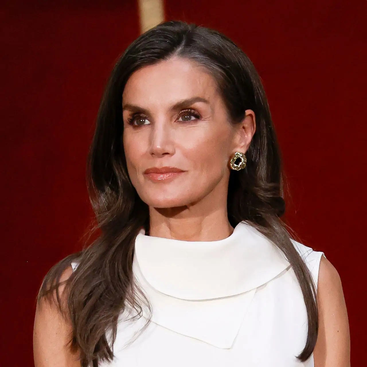 Adiós, vestidos holgados: Letizia elige un modelo "nido de abeja" que ...