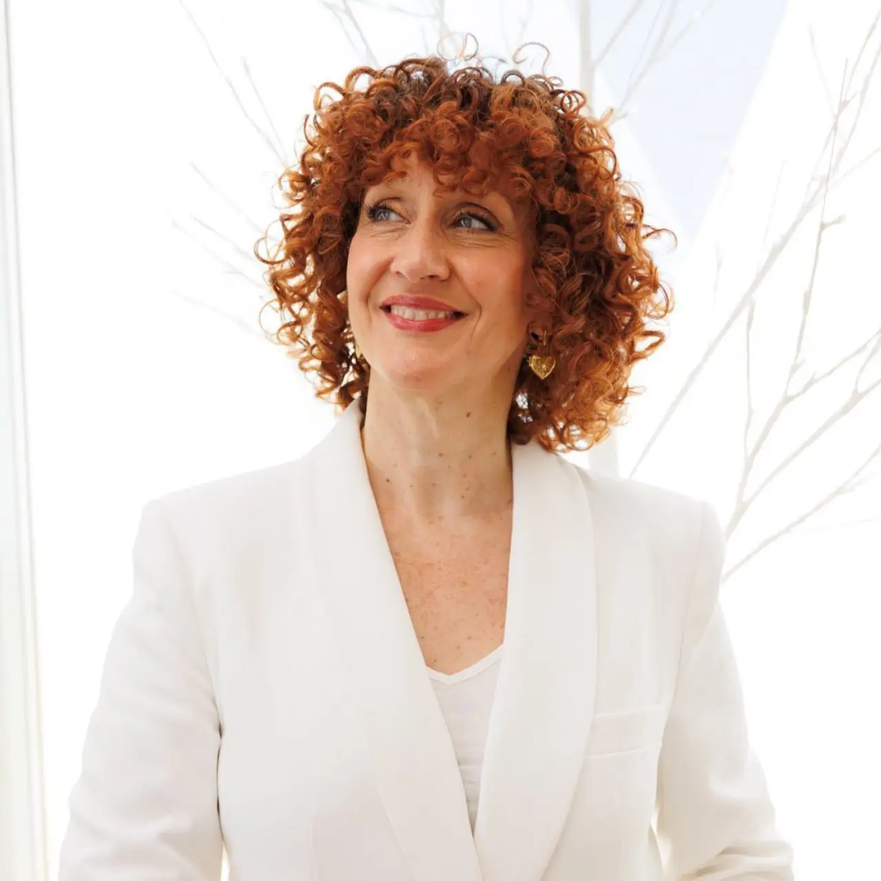 Conchi Arias, peluquera curly: "El mayor error que cometen las mujeres con canas pasados los 50 ...