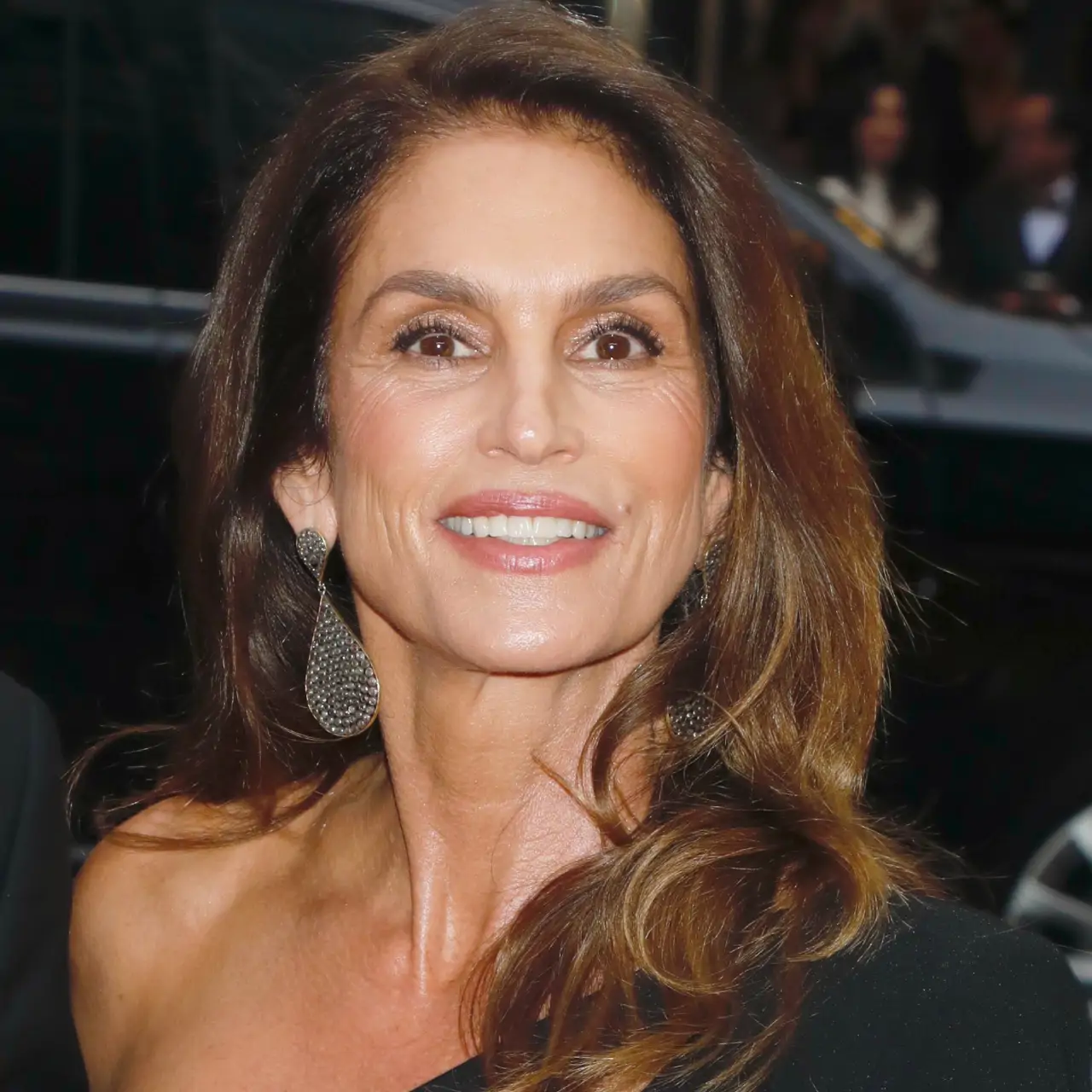 Cindy Crawford (59 años): "No siempre puedo teñirme el pelo y no me gustan los retoques de raíz ...