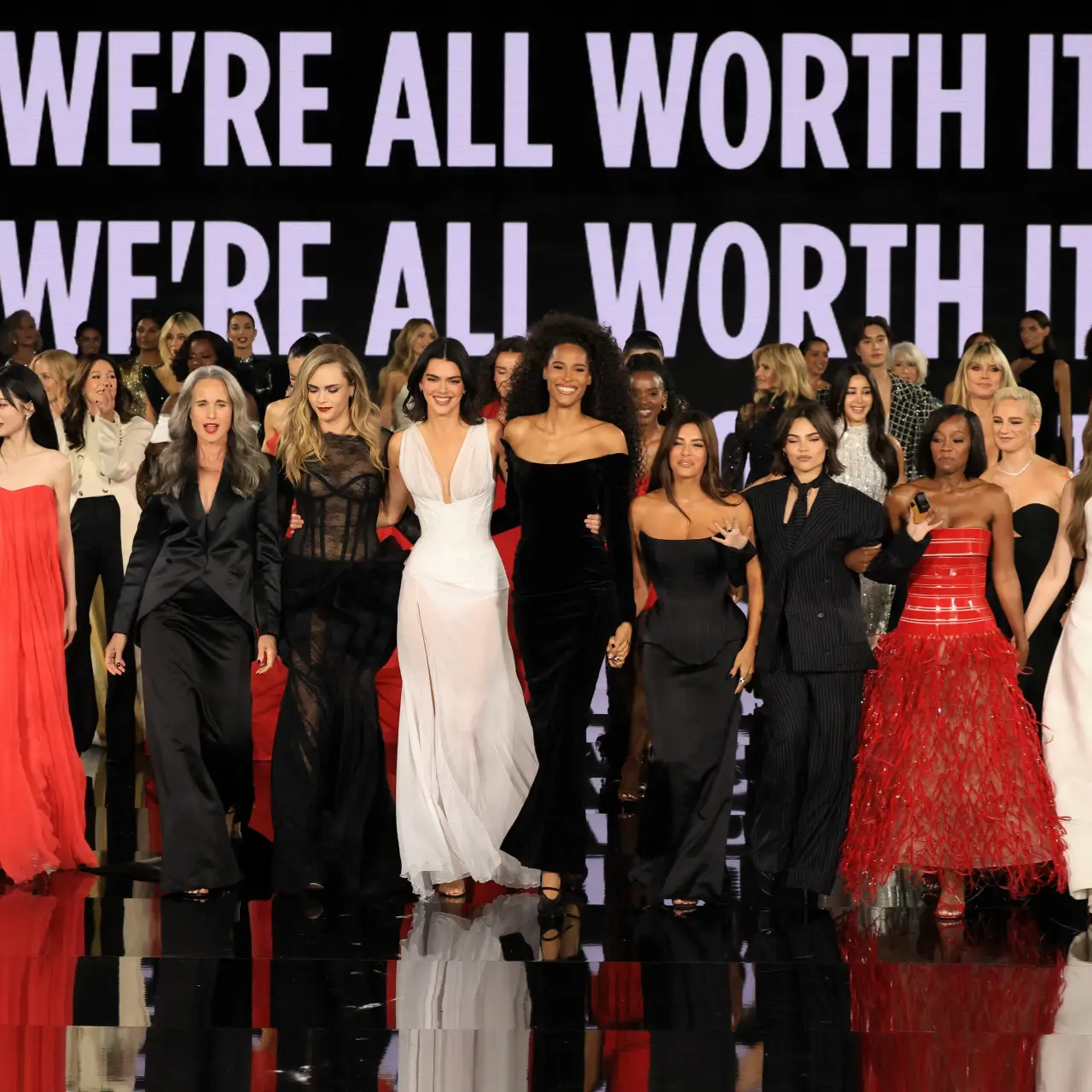 Todas las famosas de más de 50 que han desfilado para L'Oréal en la ...