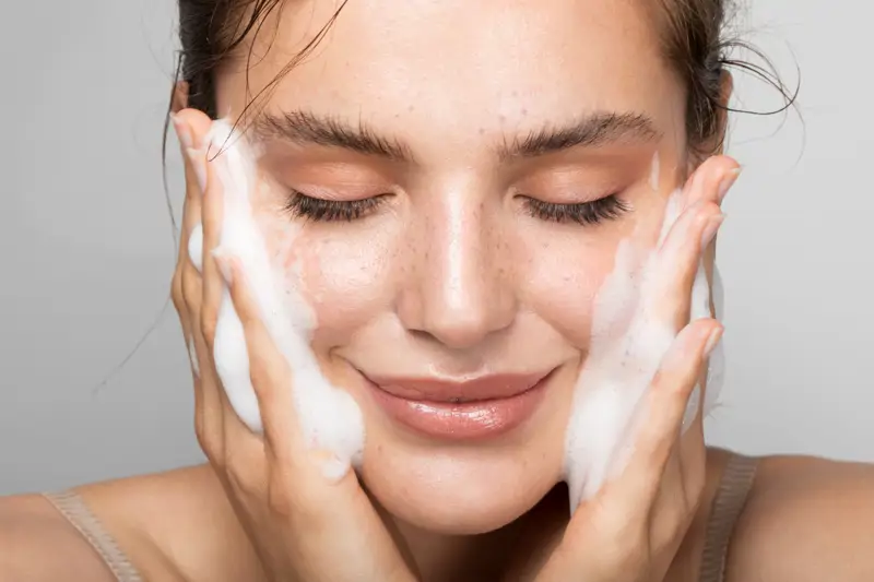 Doble limpieza facial: cómo hacerla bien y los mejores productos para probarla