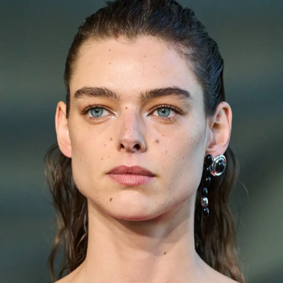 Leire Zulueta, maquilladora: "A los 60, es un error maquillarse las cejas de forma uniforme. Lo ...