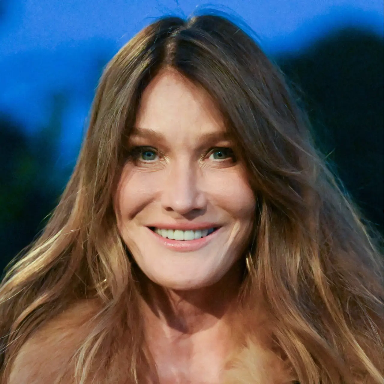 Carla Bruni (57 años): por qué bebe agua caliente antes del desayuno y ...