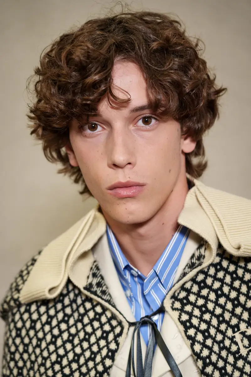 Pelo rizado en hombre: los mejores cortes, tipos y cómo cuidarlo según ...