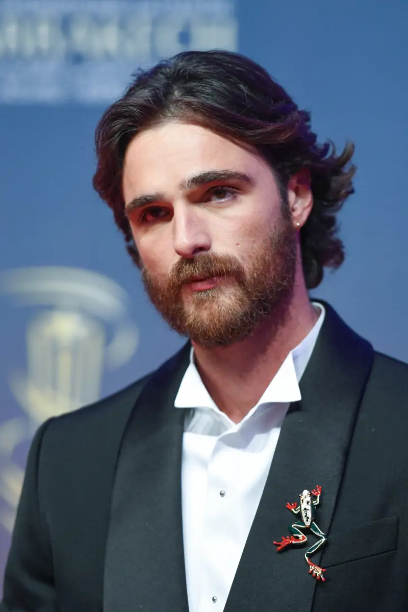 Todo sobre el corte de pelo "librito" para hombres: así se lleva el ...