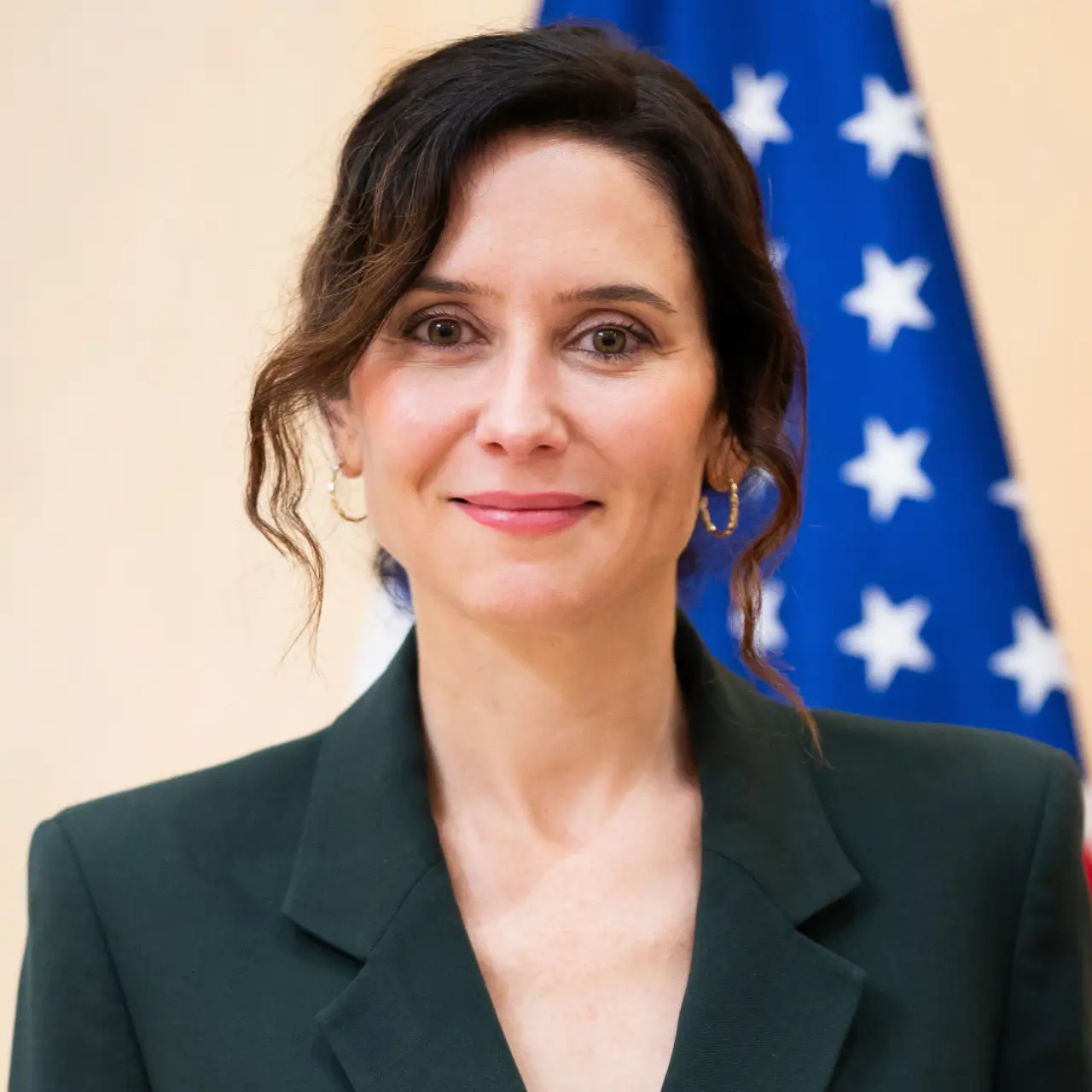 El recogido informal para pelo rizado de Isabel Díaz Ayuso que puedes ...