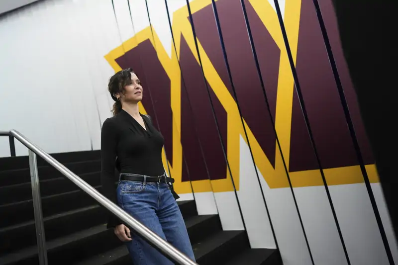 El recogido informal para pelo rizado de Isabel Díaz Ayuso que puedes ...