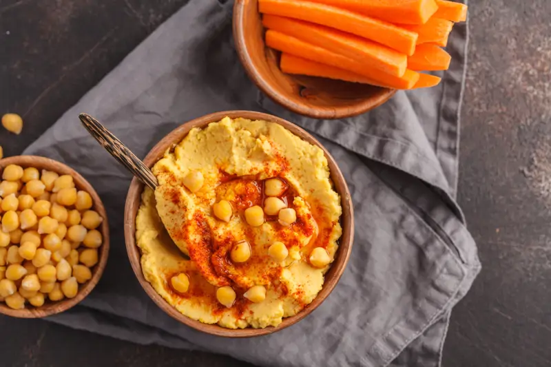 La receta de hummus para fiestas de José Andrés y su truco con ...