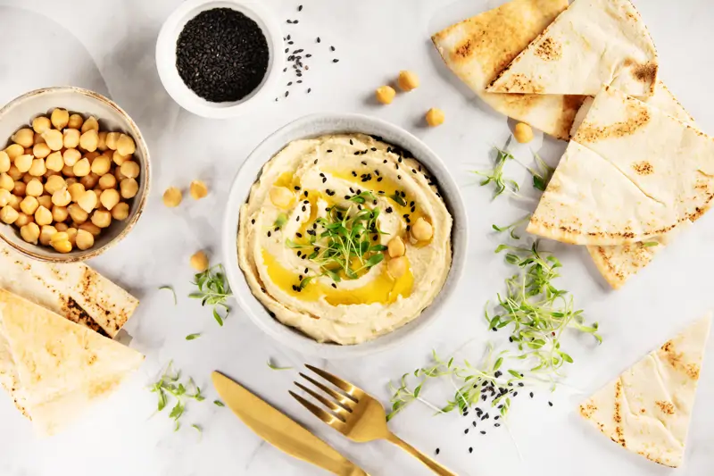 La receta de hummus para fiestas de José Andrés y su truco con ...