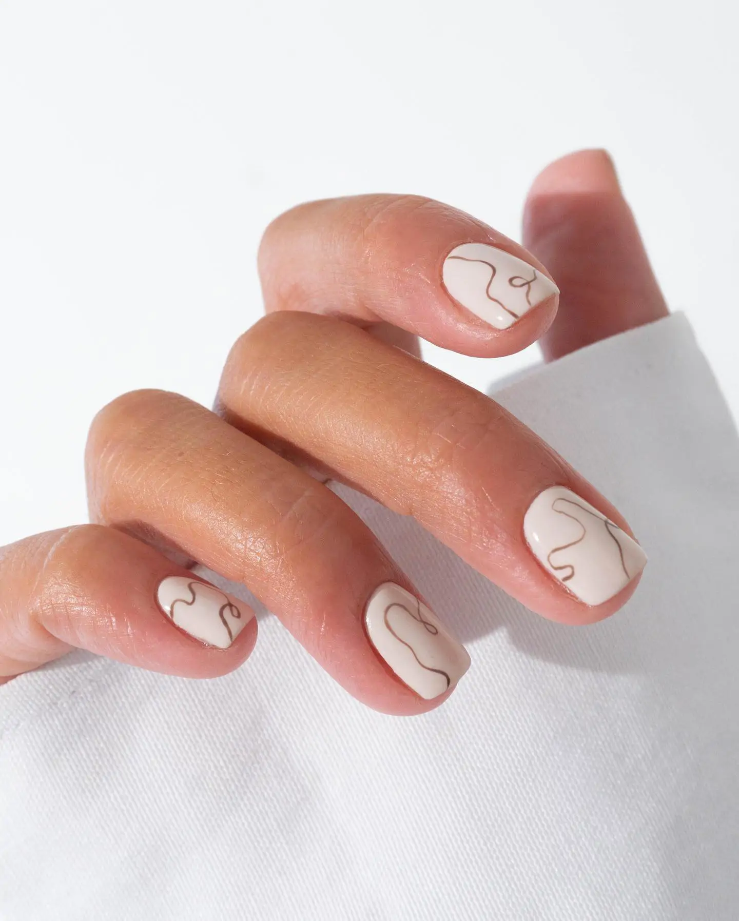 Ideas de uñas beige finas y elegantes para lucir el color que nunca ...