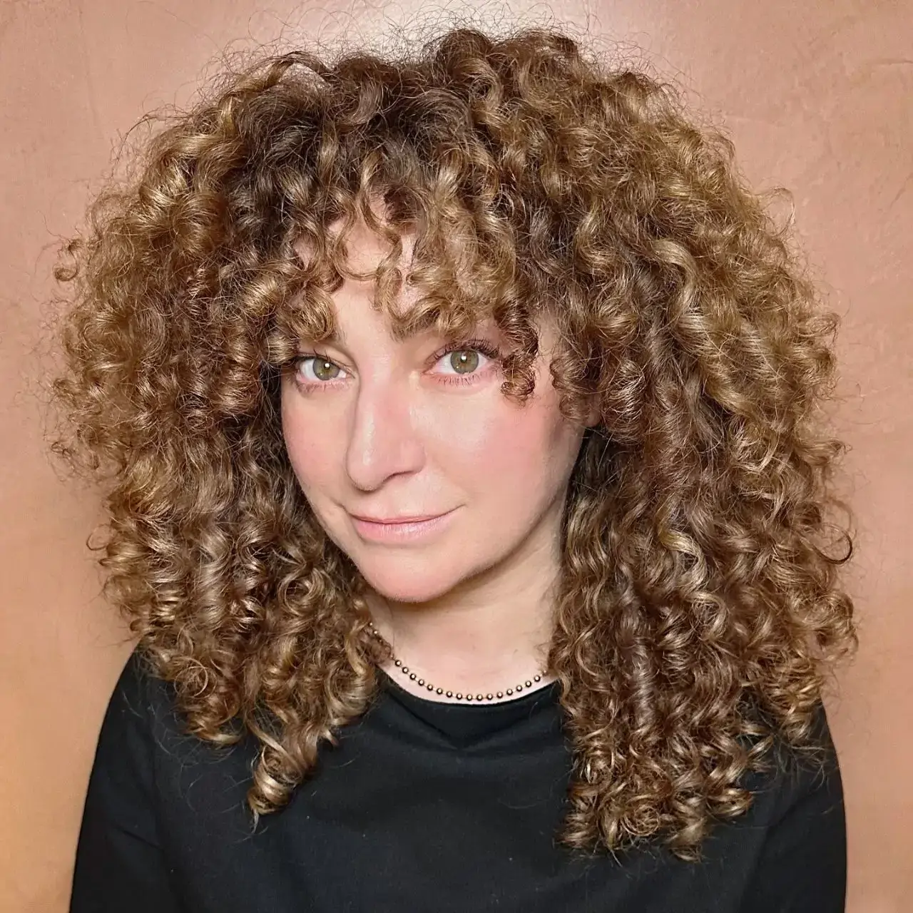 Glori Rovi, peluquera curly: "Para que los rizos queden con volumen, seca recogiendo las ...