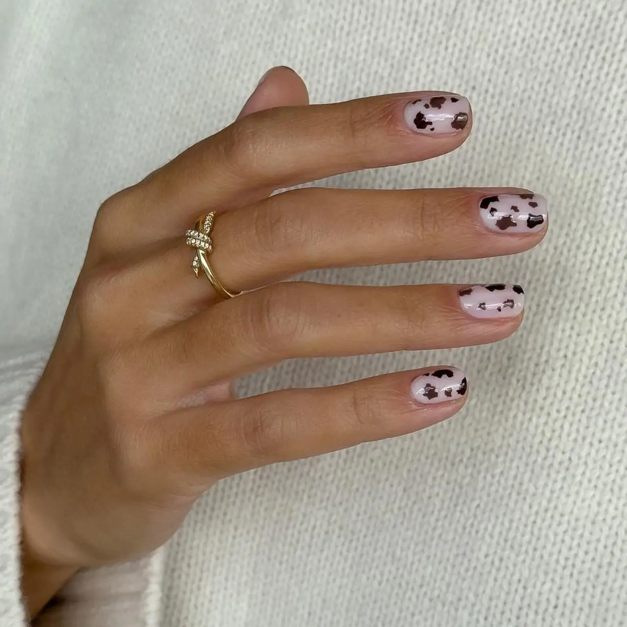 Adiós a las uñas nude en 2026: 10 ideas de uñas cortas marrón chocolate ...