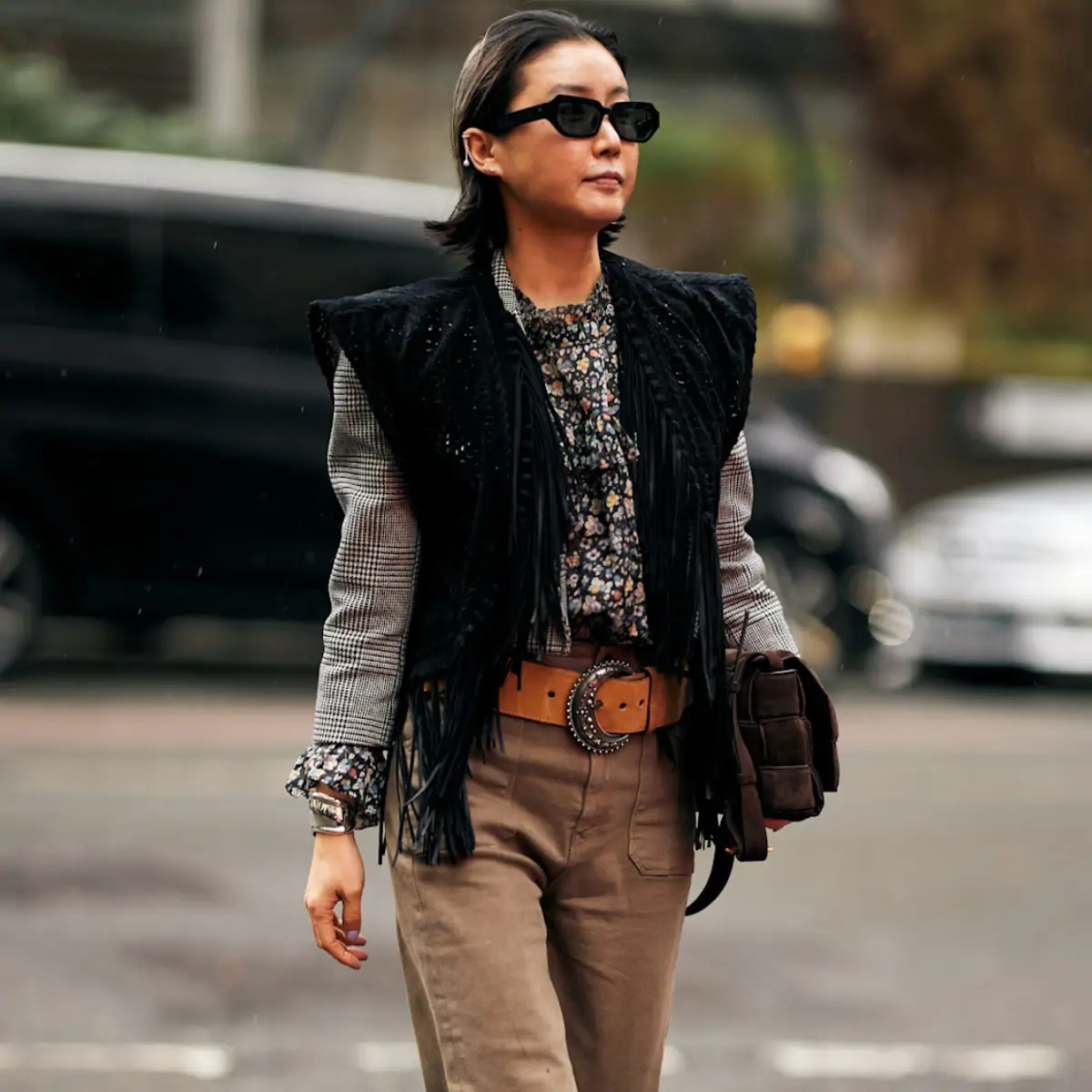 Los jeans color café se combinan con estos zapatos en tendencia para un ...