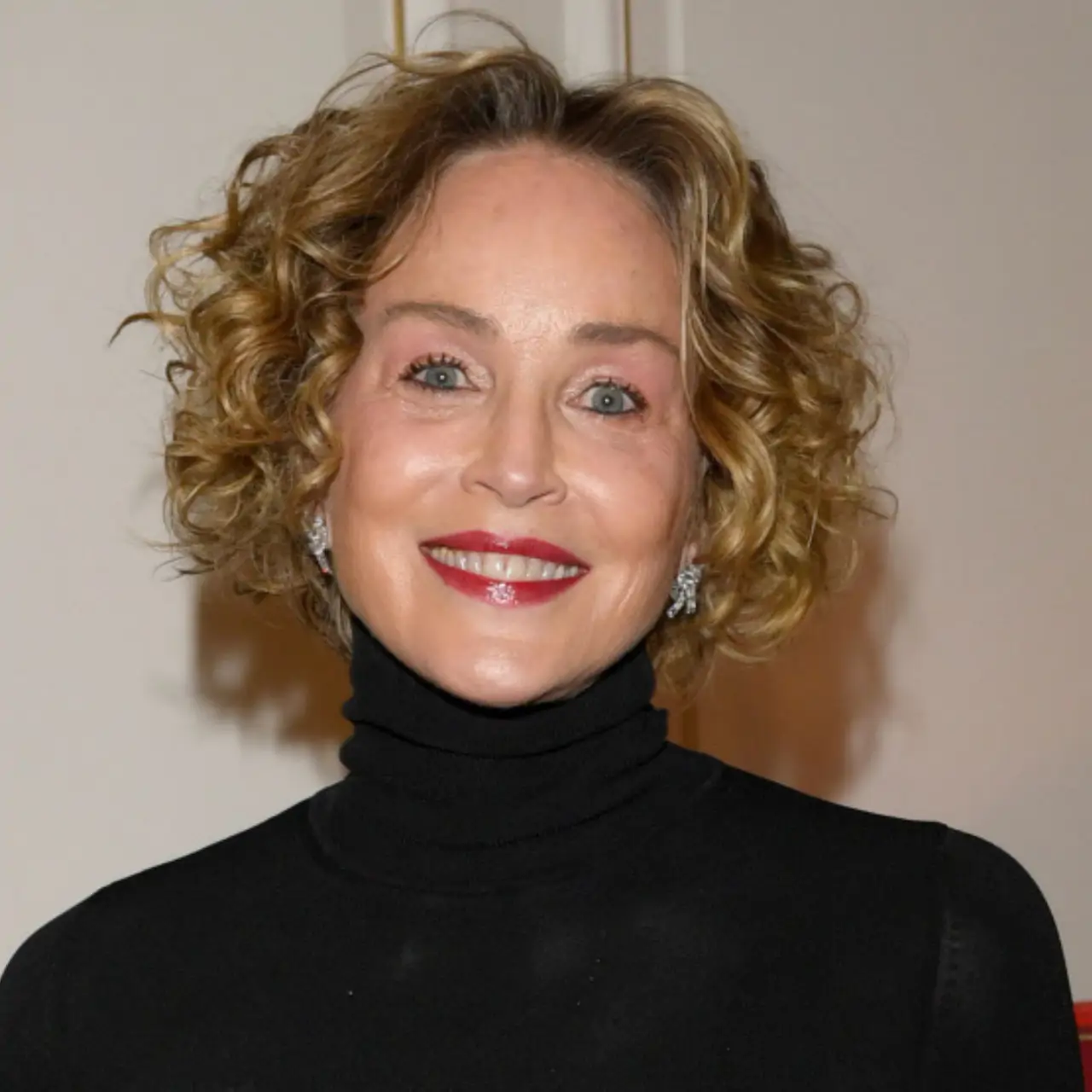 Corte de pelo de Sharon Stone: así es el microbob para pelo rizado y ...