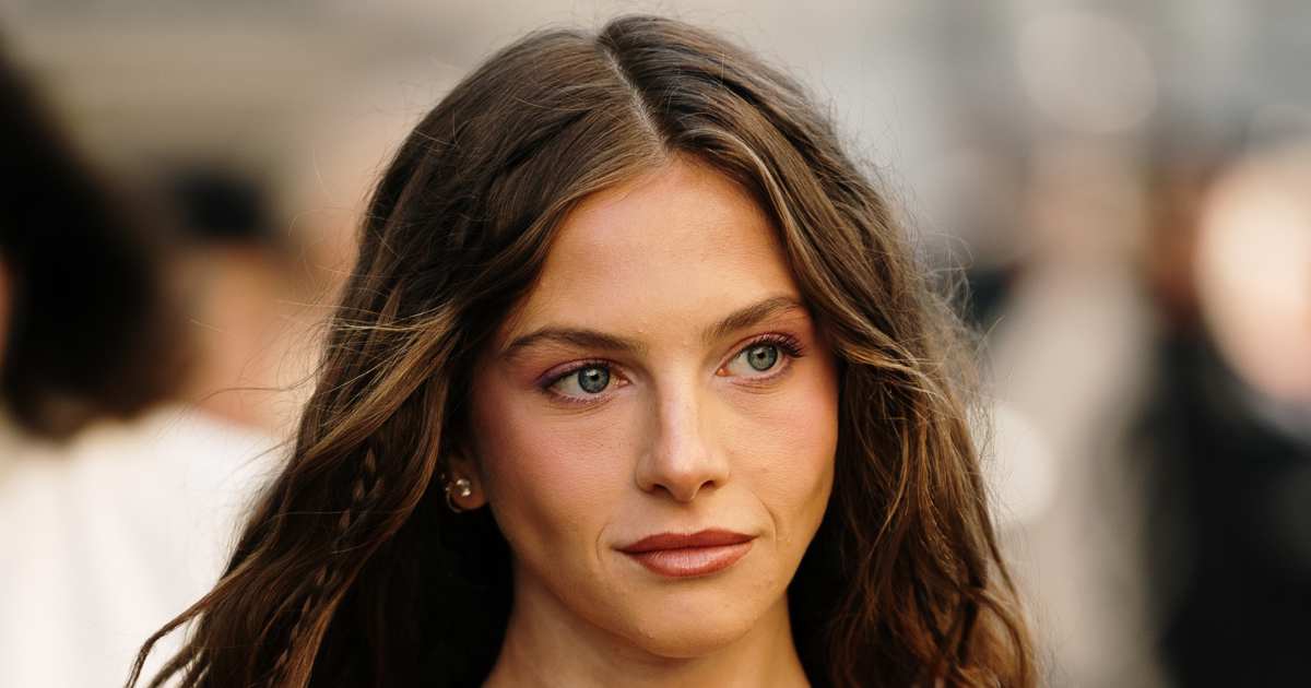 Ni resto blanco, ni brillos: este protector solar facial con color ...