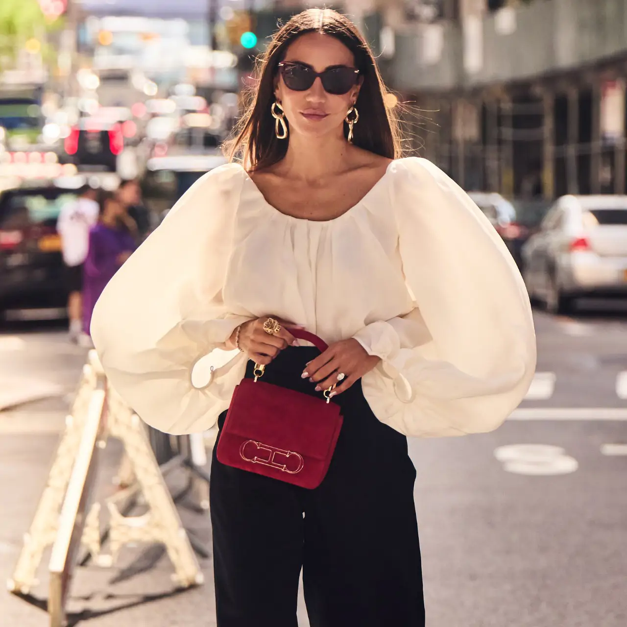 5 blusas de Sfera que estilizan brazo y combinan con pantalones anchos ...