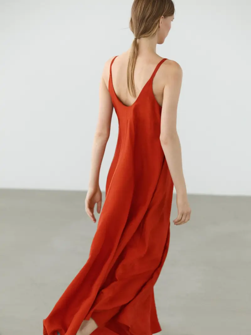Cómo vestir elegante en verano: el vestido largo y fluido de Massimo ...